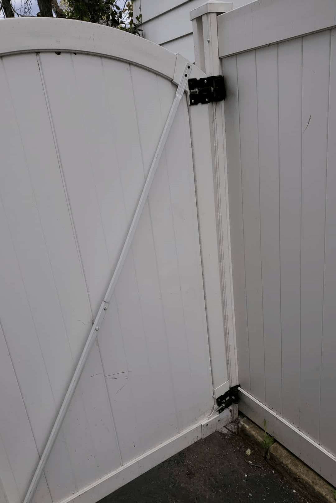 Mega Fencing LLC Offers Vinyl Fence Repairs in Irvington, NJ 07111